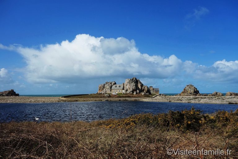 Castel-Meur, la petite maison entre deux rochers | Visite en famille
