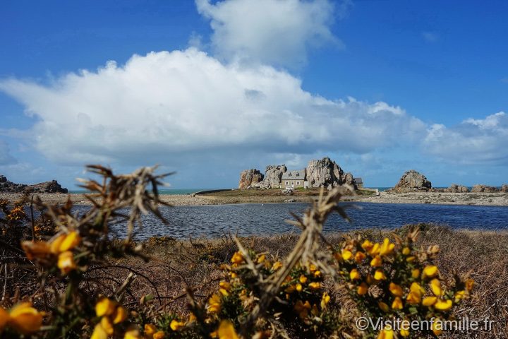 Castel-Meur, la petite maison entre deux rochers | Visite en famille