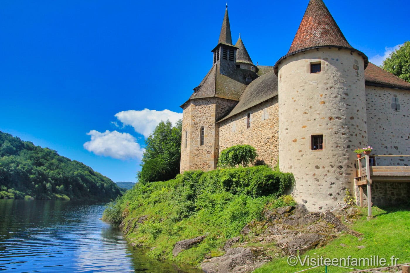 Le château de Val, un cadre enchanteur en Auvergne | Visite en famille